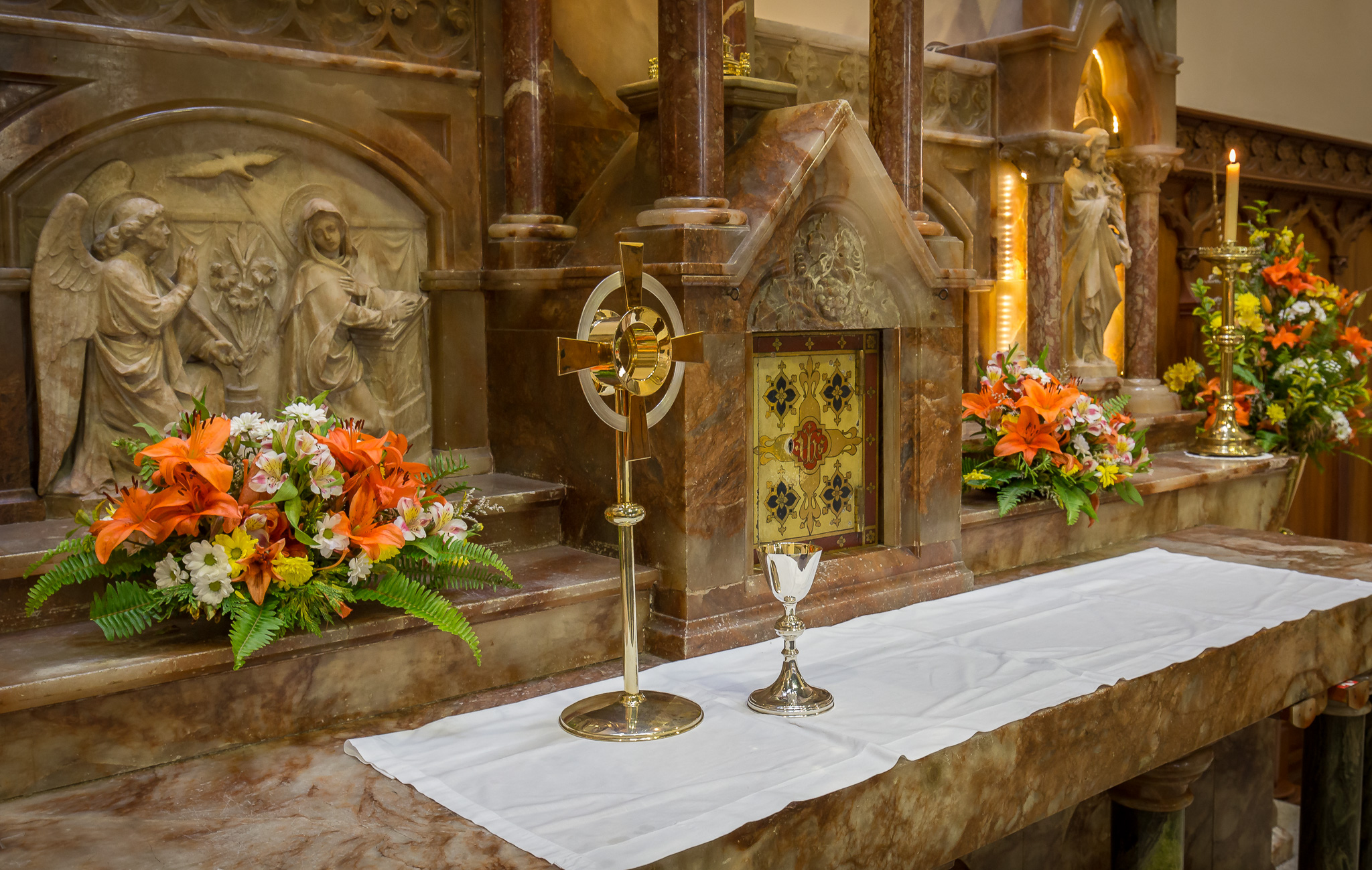 Easter altar, monstrance and chalice – Hobart Catholic Parish – St ...